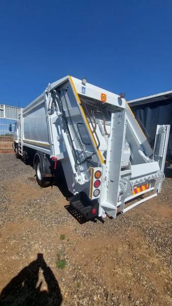 UD 90 13 Cube Refuse Compactor Rigid Rigid Waste Compactor Truck for sale